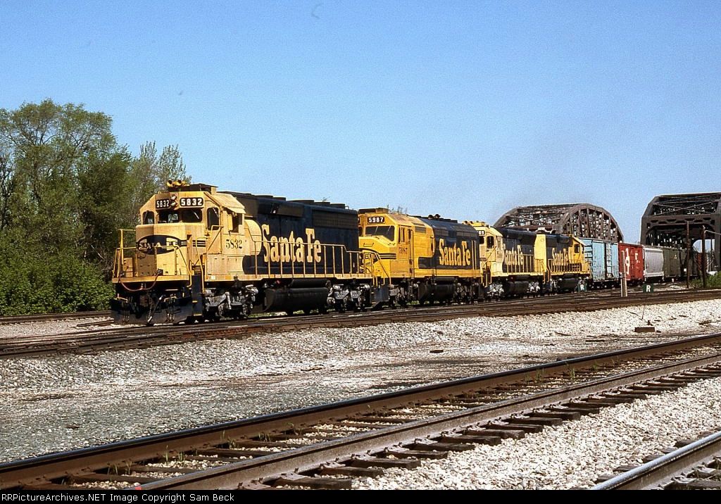ATSF 5832 and 5987 on a CSX Transfer